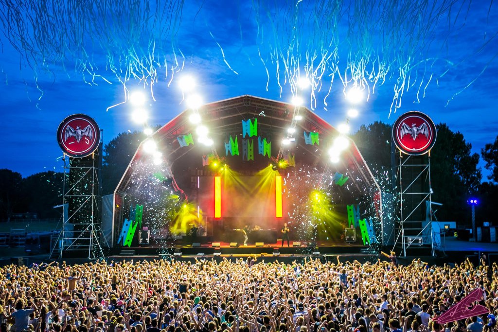 Laundry Day (2016) - (259 Photos) - Badchix Magazine